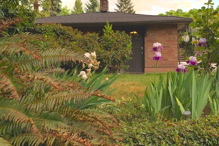 Secret Garden Cottage - Shoreline, WA