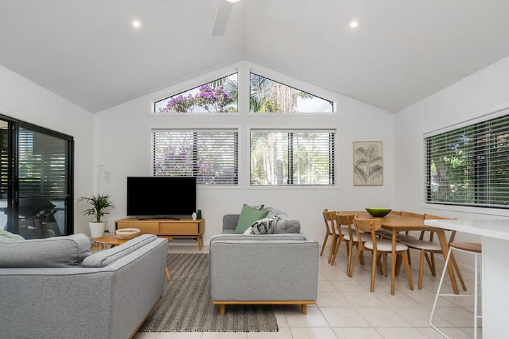 Memories On Massinger, Top Shop And Clarks - Byron Bay