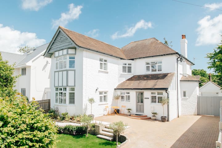 Lovely 4 Bed Coastal House With Garden & Beach Hut - Sandbanks