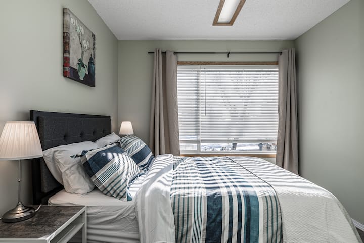 Clean/ Romantic 3 Br Suite Near Airport, Highway - Alberta