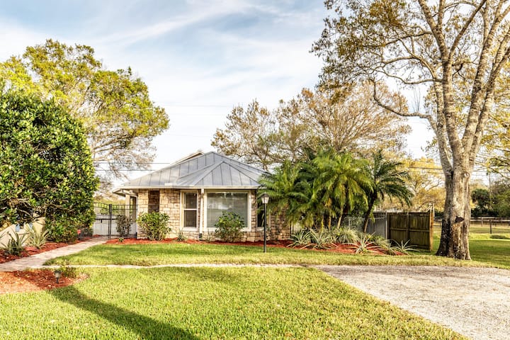 Another Day In Paradise: 2/1 Cozy Cottage, Dogs Ok - Vero Beach, FL