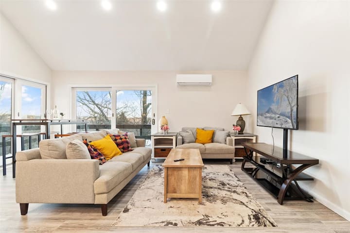 Modern Living On Camelback Resort  Ski-in Ski-out - Tannersville