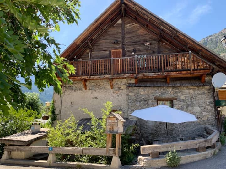 Maison Authentique De Charme Sur 3 Niveaux - Névache