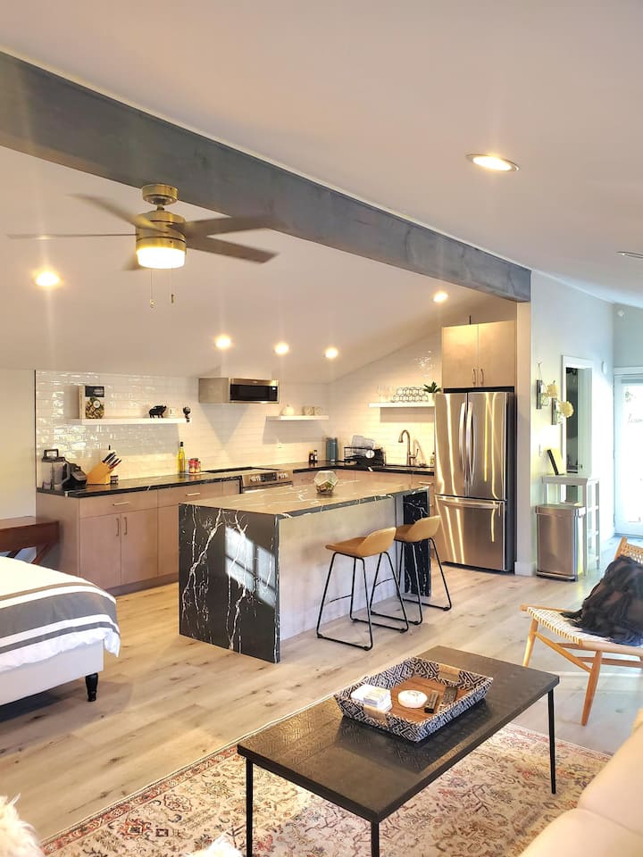 Tranquil Soho Style Guesthouse In Gated Community! - Westlake Village, CA