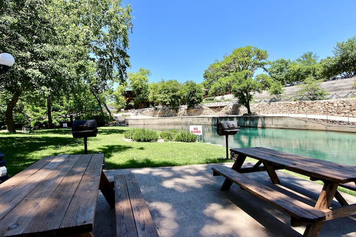 Texas River Condo | Right On The Comal | Charming - New Braunfels, TX