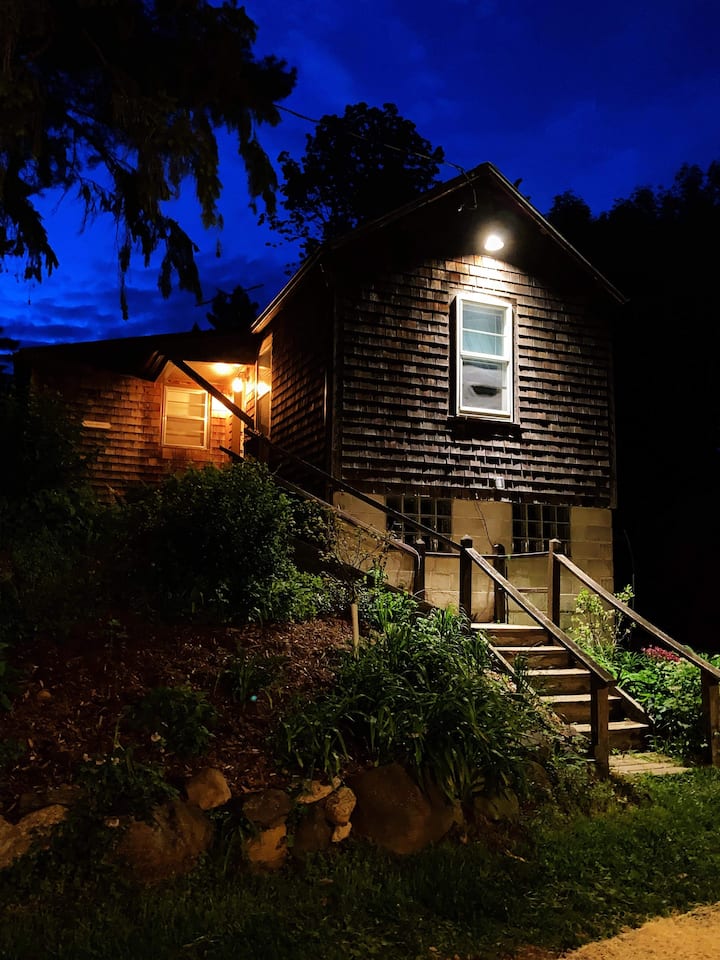 Cozy Farmstead Cottage Getaway - Wisconsin