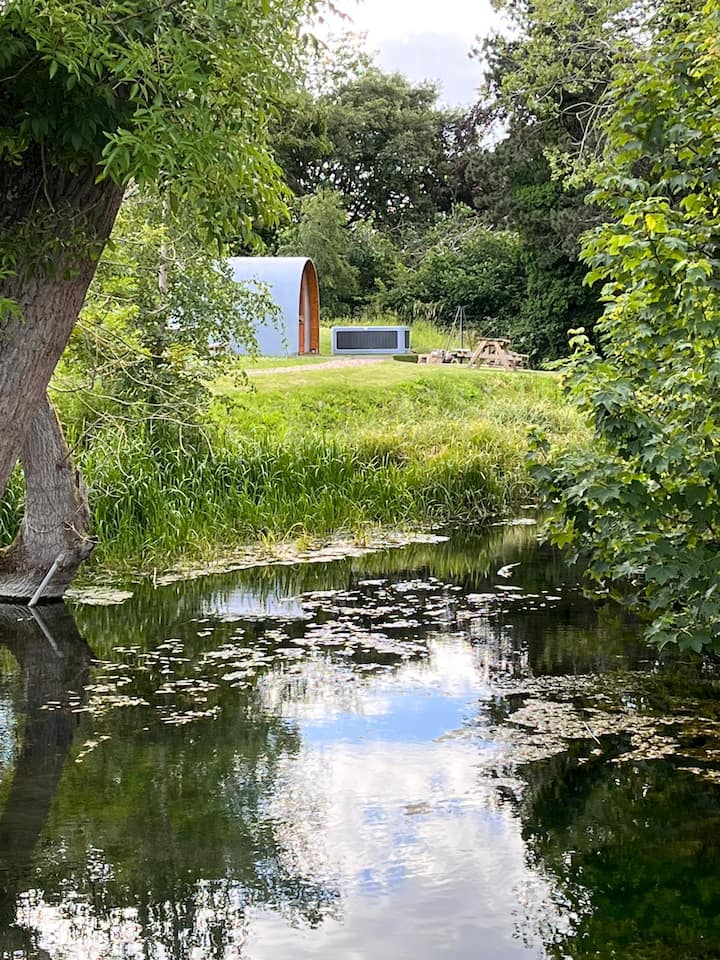 Romantic Riverside Glamping Pod  With Hot Tub - Louth