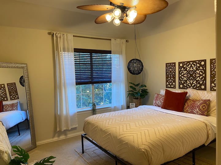 4 Bd Sleeps 10 /Fam Movie Night/ Spa Bath/spacious - Frisco, TX