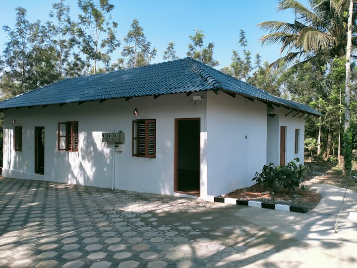 Smarika Farms : Room With Queen Size Bed - 2 Pax - Belur