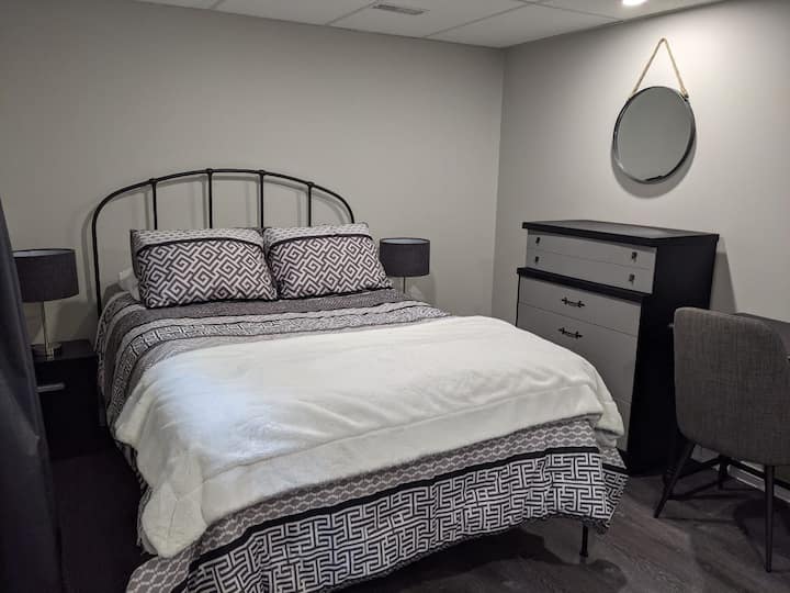 Private Bedroom In Westmount - London