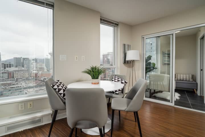 Clean 2 Bed Condo Downtown With View, Pool, & Gym - Vancouver