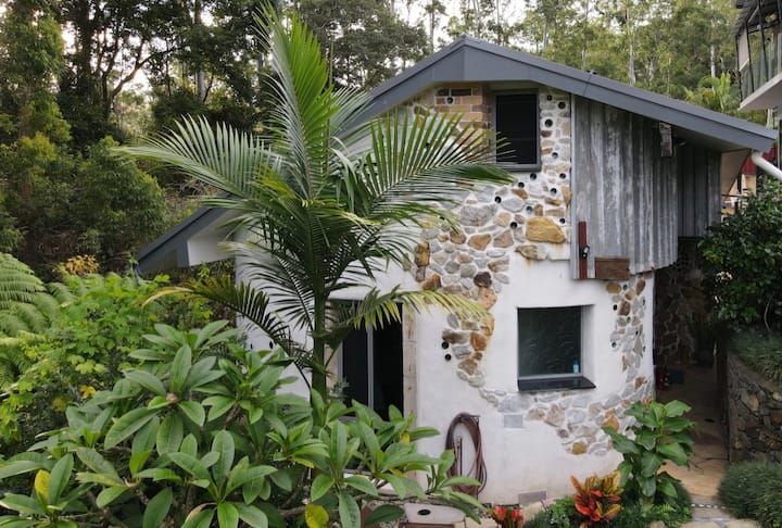 Romantic Getaway, Bush Setting. Central Location - Coffs Harbour