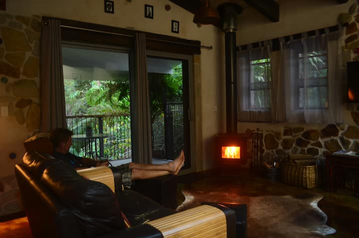 Romantic Getaway, Bush Setting. Central Location - Coffs Harbour