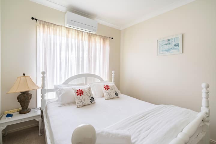 King Size Honeymoon With Freedom To Use House - Caloundra