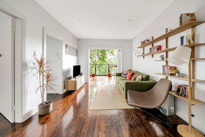 Bronte Beauty: Modern Heritage Style With Balcony - North Shore