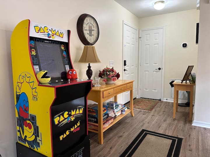 The Pac-man House - Walk To Spanish Springs Square - Lake Weir, FL