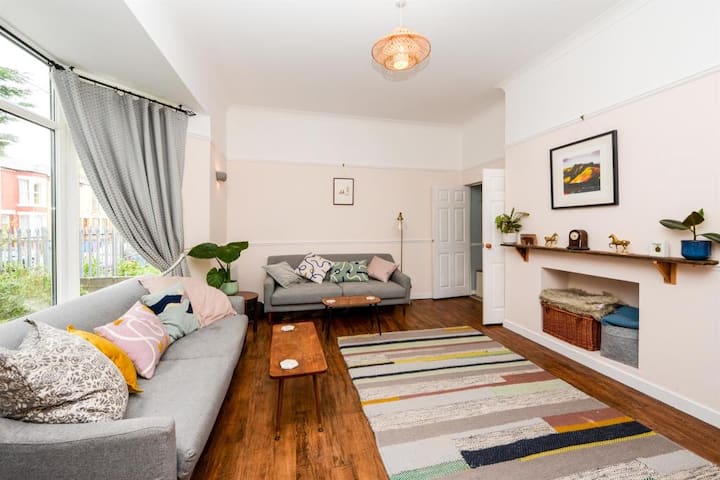 Relaxed & Comfy Family Home - Liverpool, UK