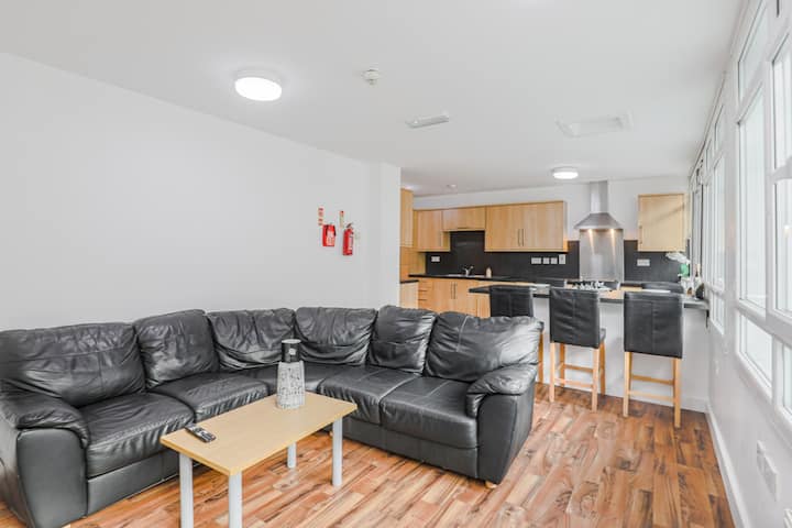 Single-en-suite Single Bed Room F18 - Leicester