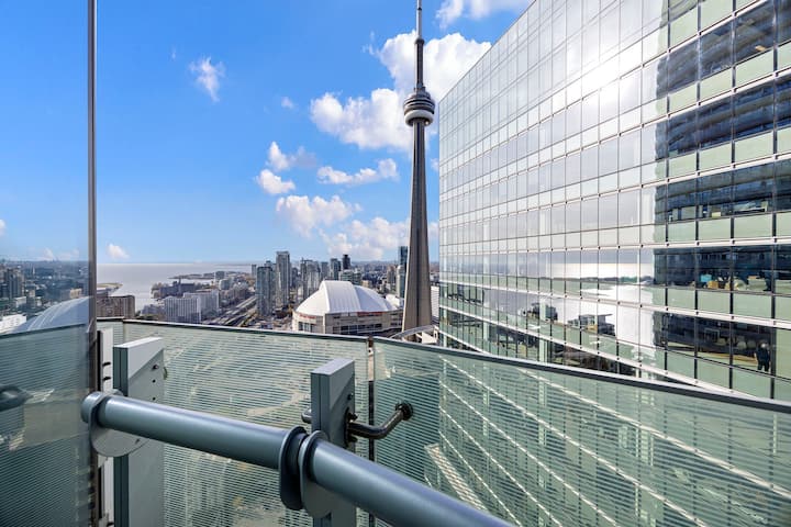Modern 2br+2ba W Free Parking + Balcony, Cn Tower - Toronto, ON