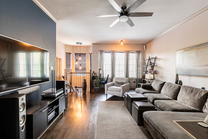 East Uptown Townhome W/ City View - Dallas, TX