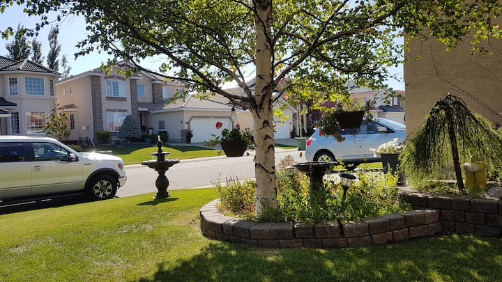 Sunny Private Basement Suite, Walkout+full Kitchen - Calgary