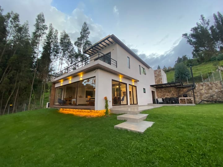 Excepcional Residencia Con Mirador A Cuenca - Ecuador