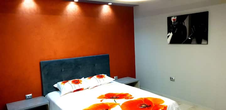 Orange Luxurious Apartment 3a With Private Parking - Craiova
