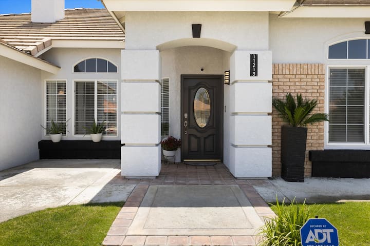 Cozy 4 Br/2bath Near Belcourt Seven Oaks - Bakersfield, CA