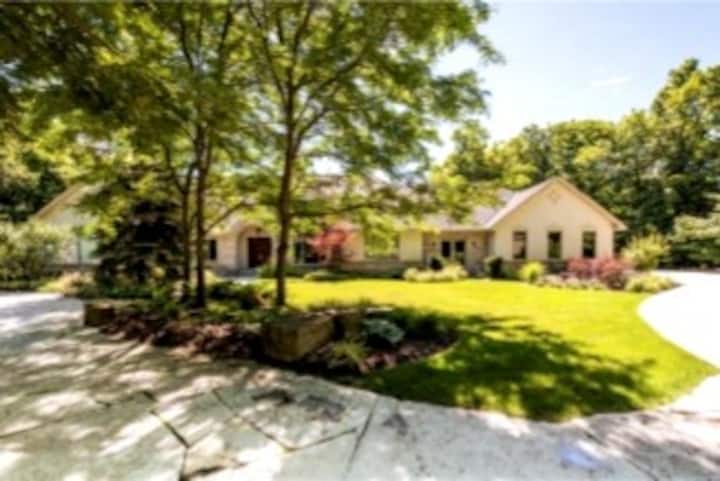 Hockley Valley Retreat With Hot Tub And Trails - Hockley Valley, ON