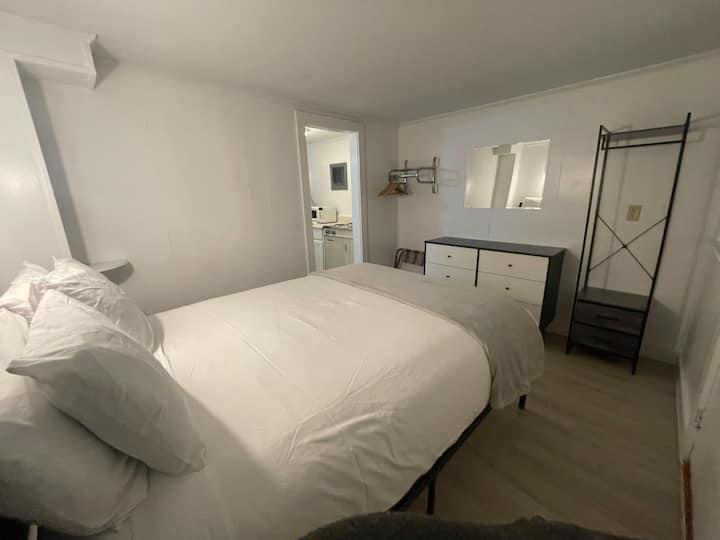 Queen 1 Bed Apt W/ Kitchenette - Kennebunkport, ME