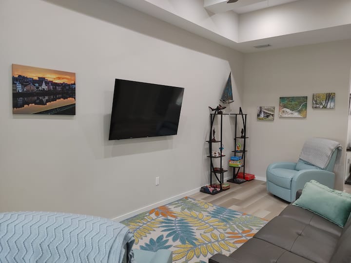 New, Upscale Home With Pool , Close To Downtown - Naples, FL