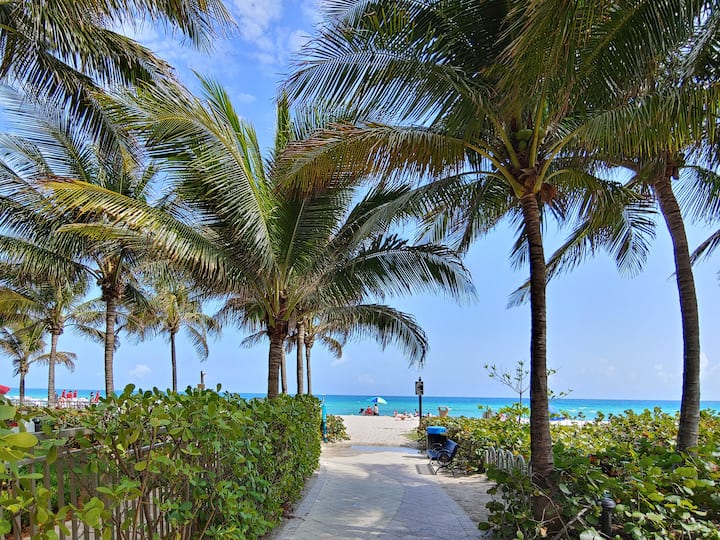4 Minutes Walk To Beach! Large 2 Bedrooms Condo - Sunny Isles Beach, FL