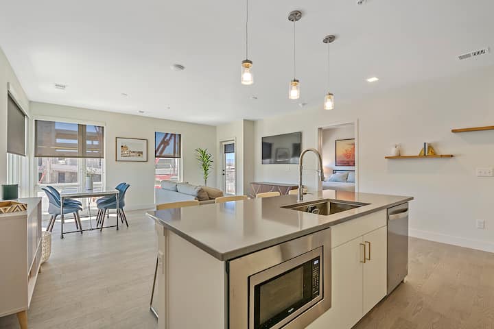 Brand New Condo Beautiful Light And Mountain Views - 덴버