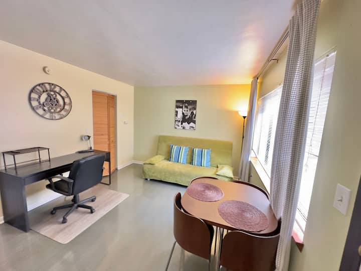Short Walk To Uw, 7 Min Downtown Top Floor (19) - Seattle, WA