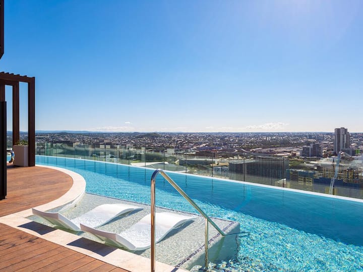 King Bed, Rooftop Pool, Stunning Views & Huge Gym! - Spring Hill