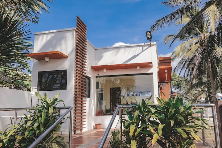 Villa Rica House | Beachfront+wifi+bonfire+karaoke - Lemery