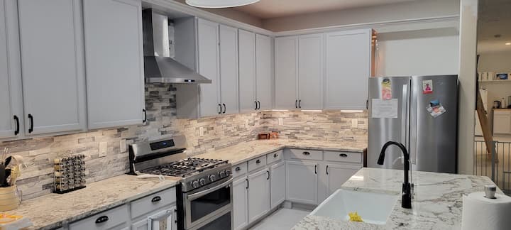 Safe & Quiet Room For Traveling Professionals (N)! - Rio Rancho, NM
