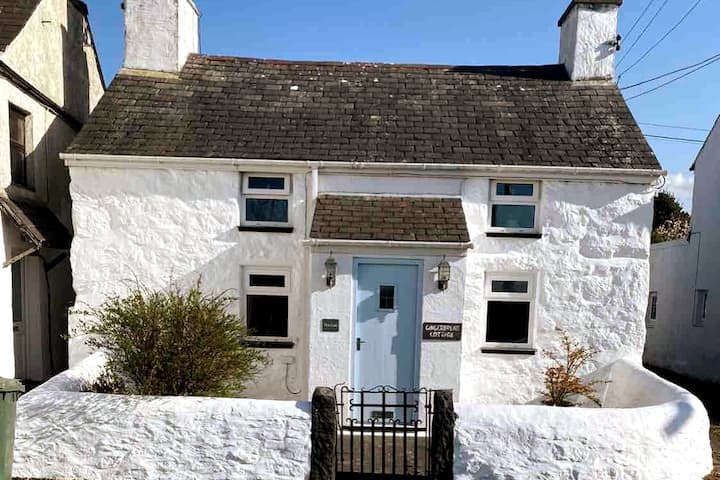 The Gingerbread Cottage. (Does Not Have 10 Beds) - Menai Bridge