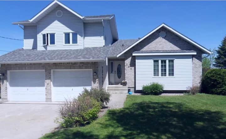 Waterfront Walkout In Lac Du Bonnet - Lac du Bonnet