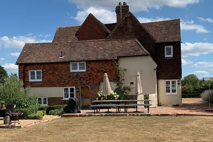 Lingfield Holiday Rentals & Homes - England, United Kingdom | Airbnb