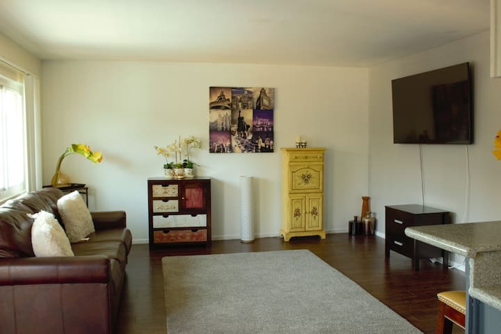 Entire Apartment Near Sofi With Parking - Los Angeles Airport (LAX)