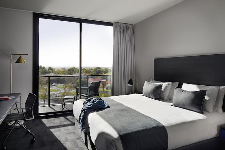 Modern, Spacious Studio With Balcony - Caroline Springs