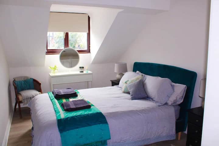 Three Bedrooms In Detached Harbourside Home - Poole