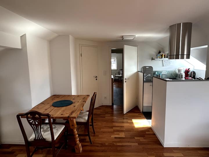 Nicely Furnished Top Floor Apartment By The Park - München