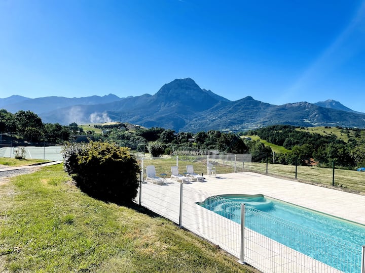 Studette "Joubelle" à Prunières, Piscine Et Tennis - Le Sauze-du-Lac