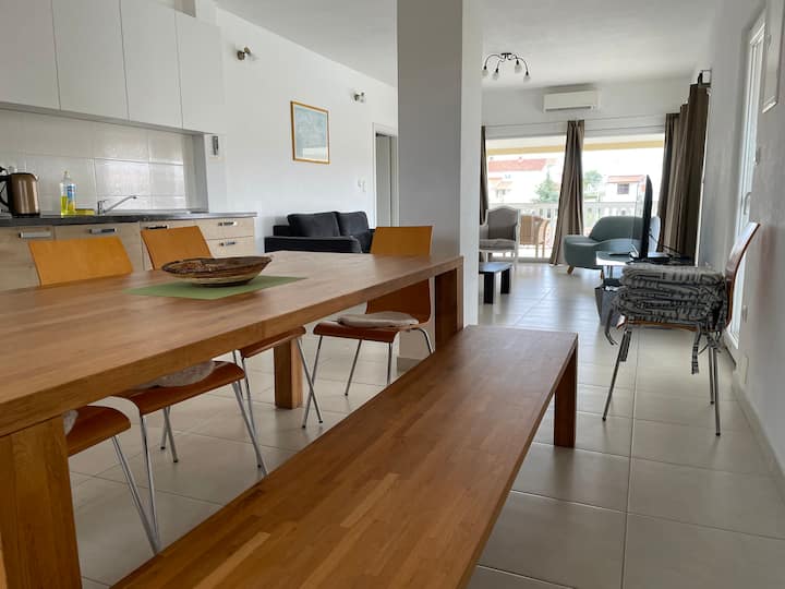 Prostran Stan S Terasom Za Uživanje - Betina