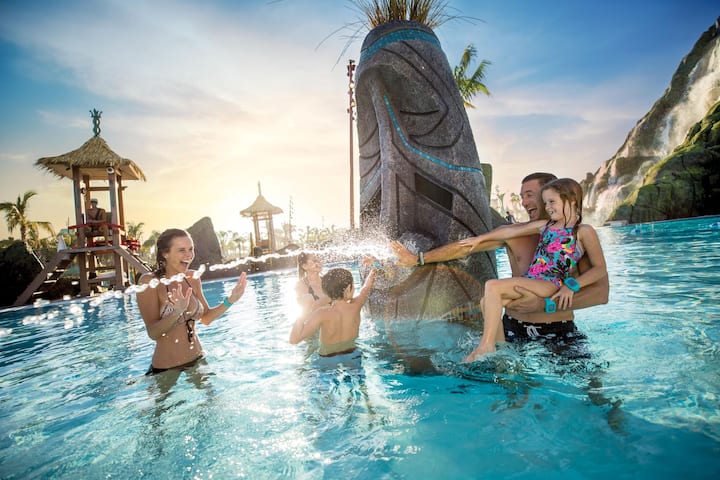 Near Volcano Bay / 2 Queen Beds Hotel + Breakfast - Orlando