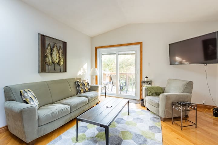 Oakville Apt- A 5 Minute Walk To Lake & Park - Oakville