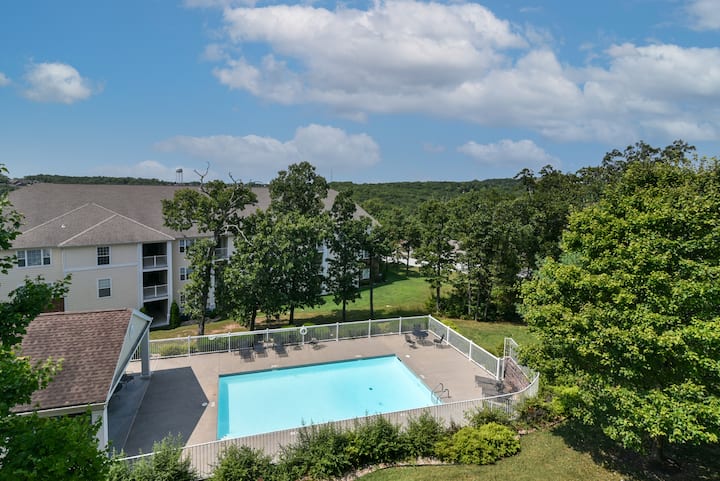 2 Spacious Condos W/pool & Near All Attractions! - Branson, MO