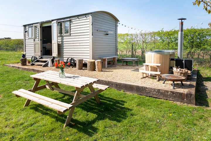 “Magwitch” Shepherdshut & Hot Tub Old King William - Holt